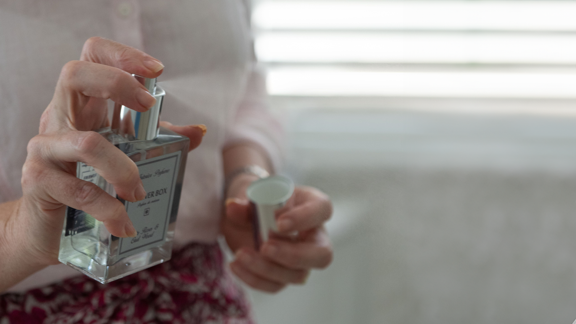 White Roses & Oud Wood - Interior Perfume (100ml) – Flower Box Home ...